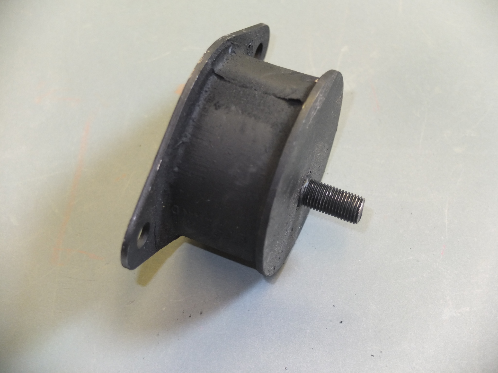 V8 engine rubber mountings - right or left - MG V8 and MG RV8 car parts