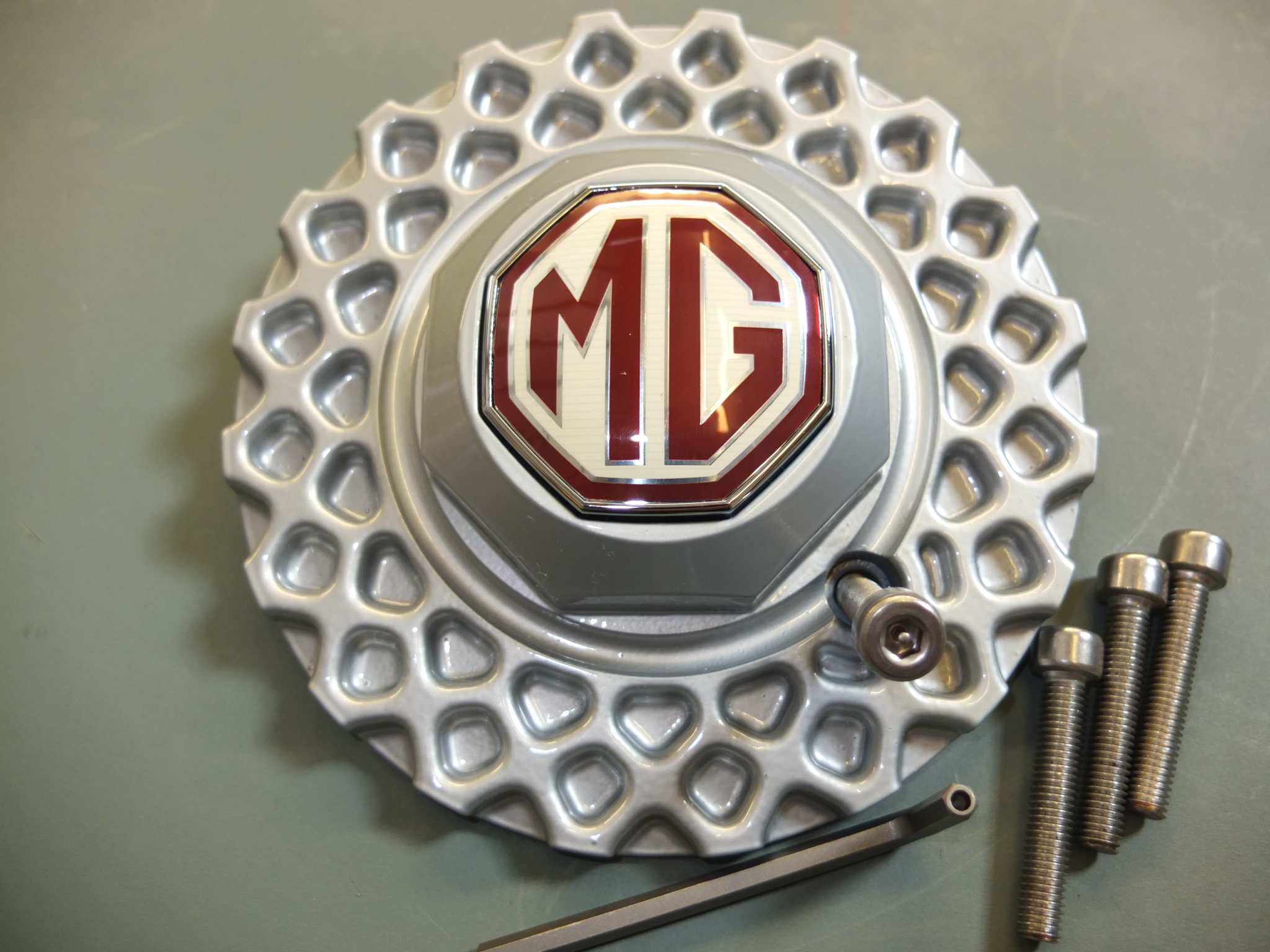 RV8 security device for locking centre cap covering wheel nuts
